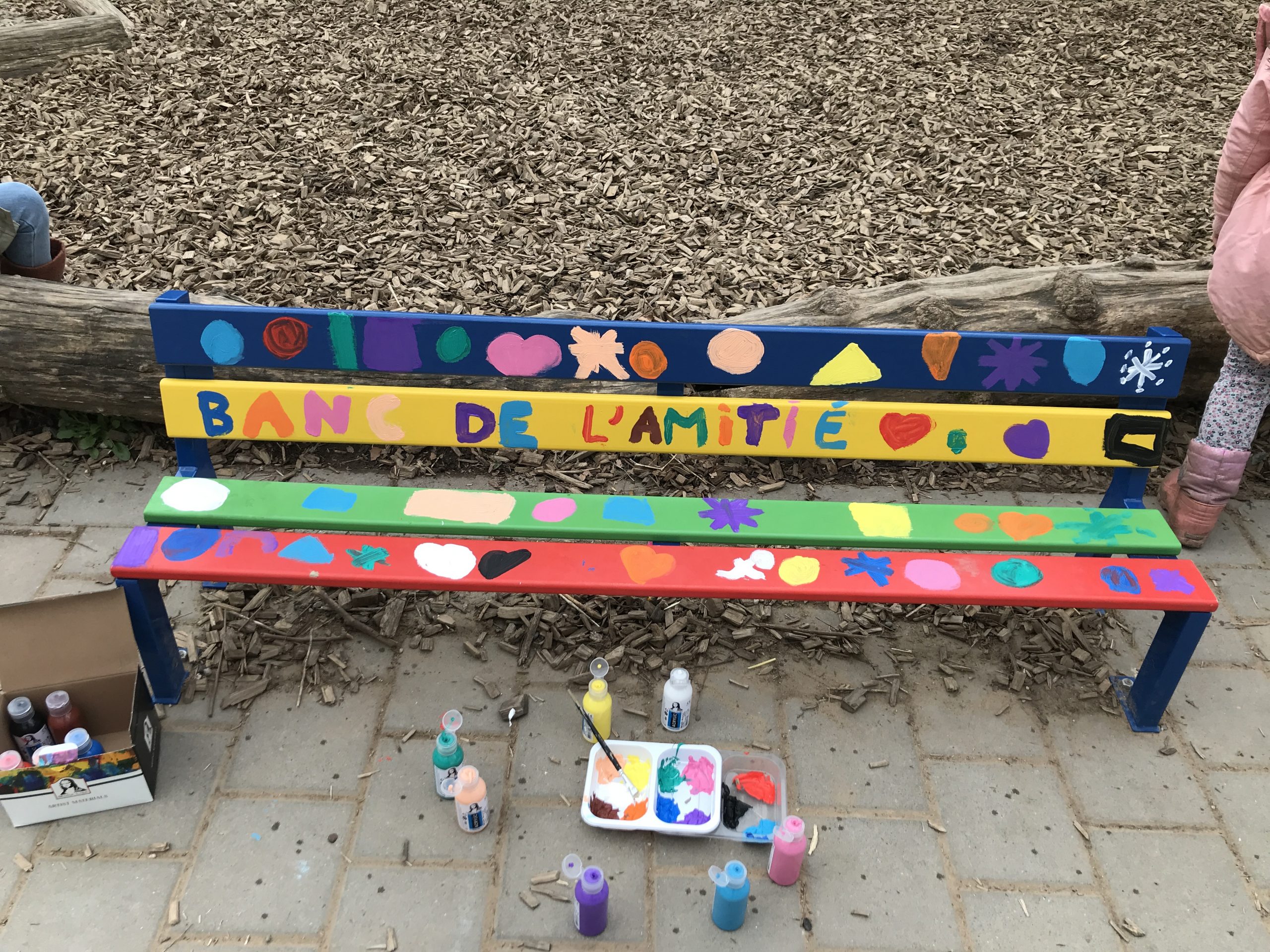 Maternelle : Le banc de l’amitié est décoré ! - EFSD
